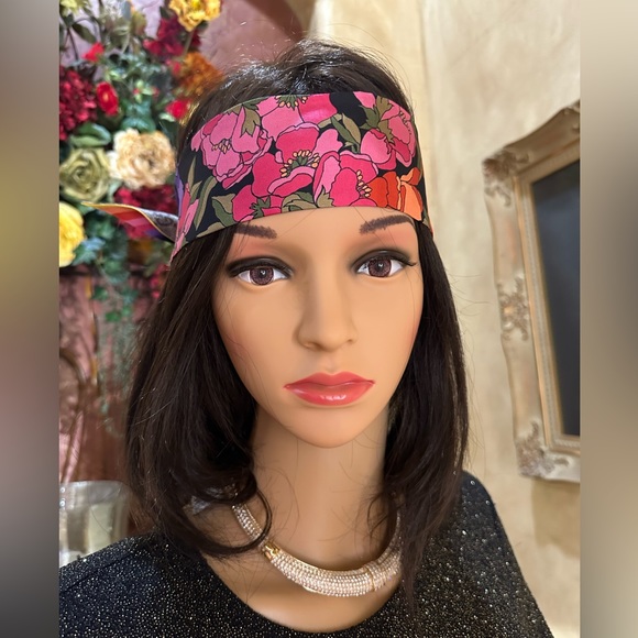 Gucci | Accessories | Stunning New 0 Silk Gucci Twilly Scarf | Poshmark